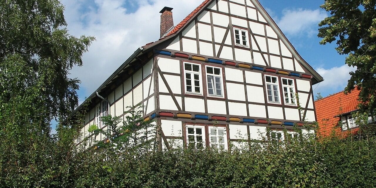 🏡 Découvrez comment construire une maison en torchis naturelle